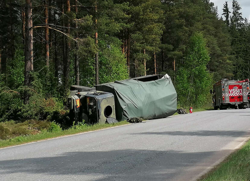 Sotilasajoneuvo kellahti ojaan kyljelleen Koskella | AVL Sotilasajoneuvo kellahti ojaan kyljelleen Koskella | AVL